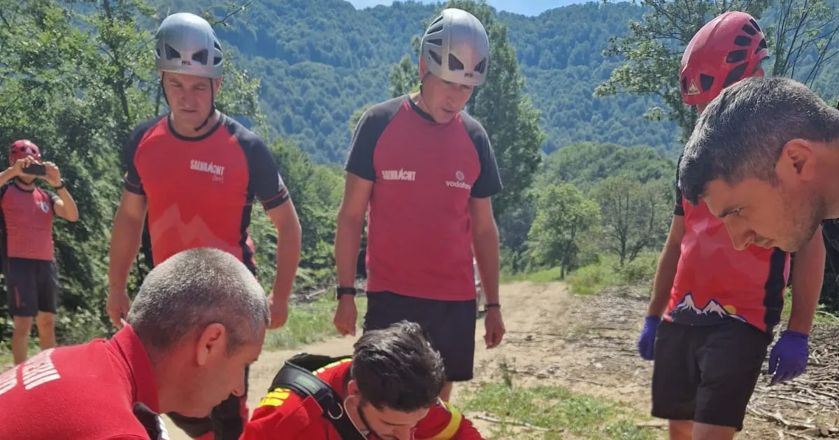 VIDEO A căzut de pe stânci în timp ce era la pescuit. A fost chemat ...