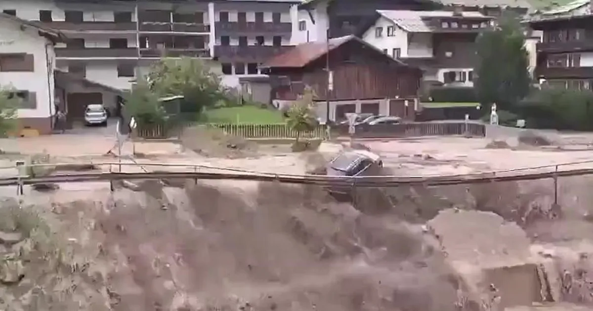 Austria este lovită de fenomene meteo extreme. Viiturile au luat totul ...