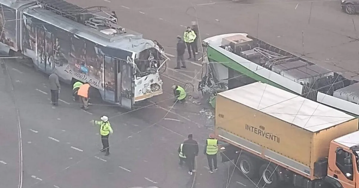 VIDEO Două tramvaie, unul nou și unul vechi, s-au lovit frontal în ...
