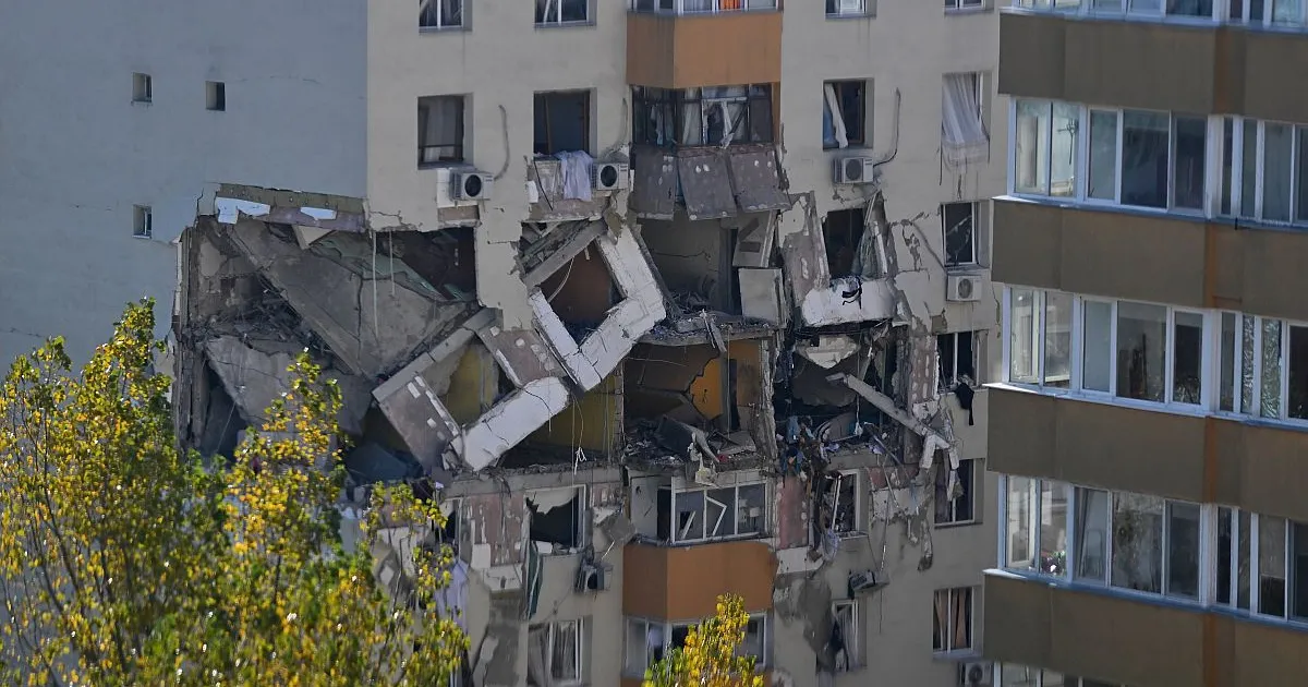 Sunt din nou scurgeri de gaze în zona blocului care a fost distrus în ...