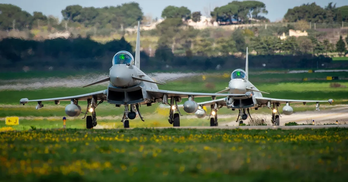 Cum au ajuns avioane Eurofighter de 125.000.000$ ce au decolat din ...