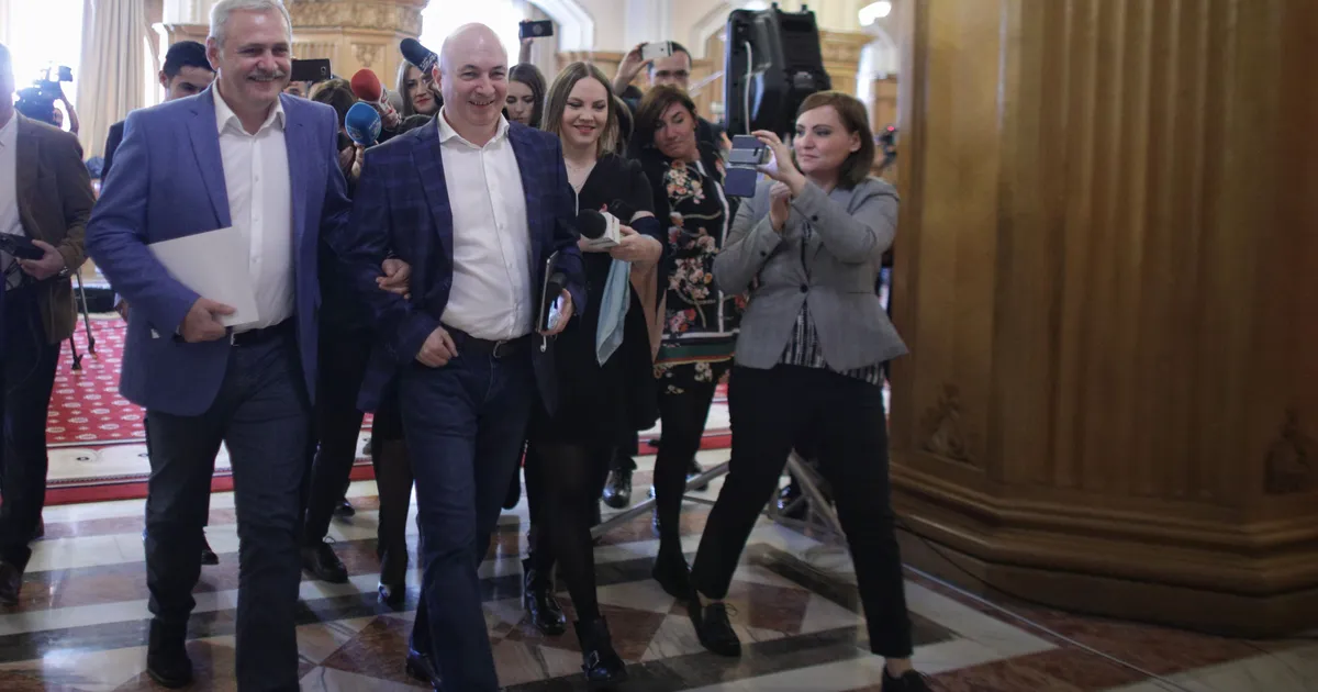 FOTO Dragnea a venit la ședința PSD zâmbind, sprijinit de Codrin ...