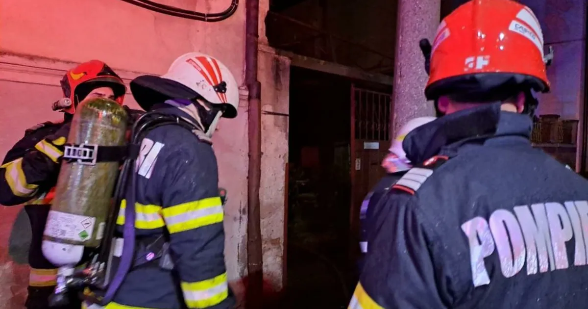 Pompierii au intervenit de urgență la un liceu după ce s-au găsit cutii ...