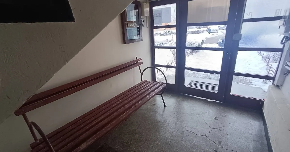 Bancă adusă iarna în scara blocului a încăierat o Asociație de ...