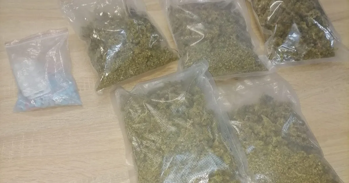 Captură impresionantă de droguri la un minor de 15 ani. Ce cantitate de ...