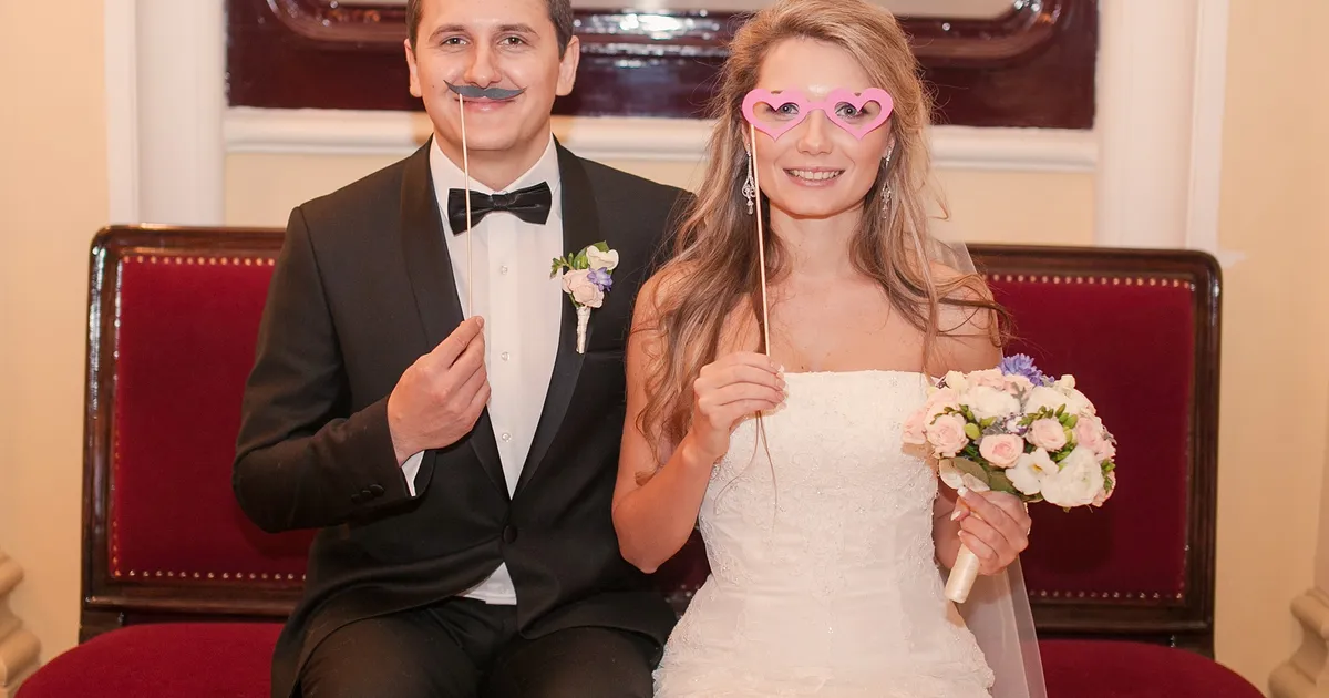 Un cuplu s-a căsătorit și a divorțat de 12 ori în 43 de ani. De ce este anchetat de autorități ...