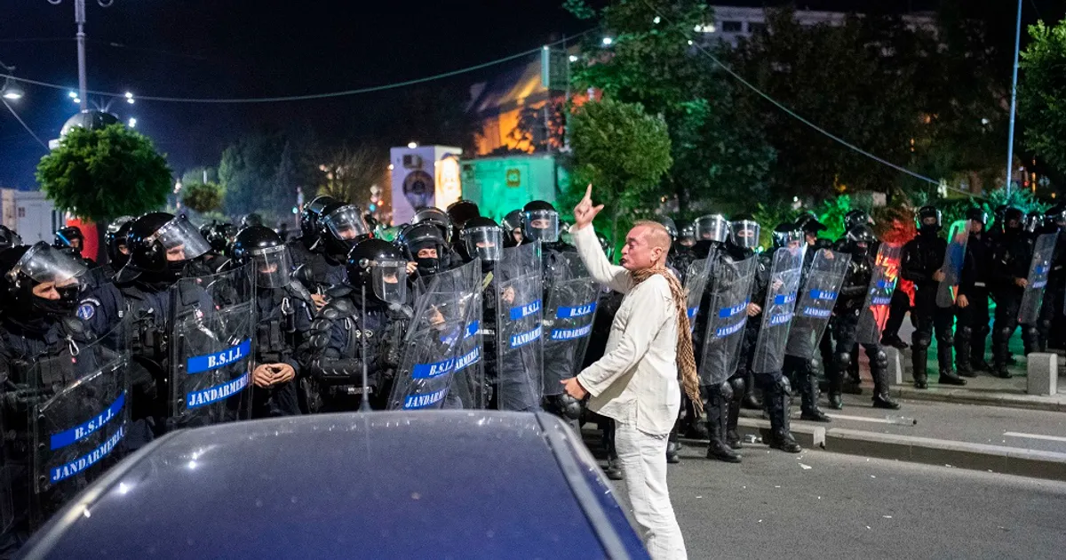 ”Dirijorul în alb” din 10 august 2018 este pensionar la 51 de ani cu 5. ...