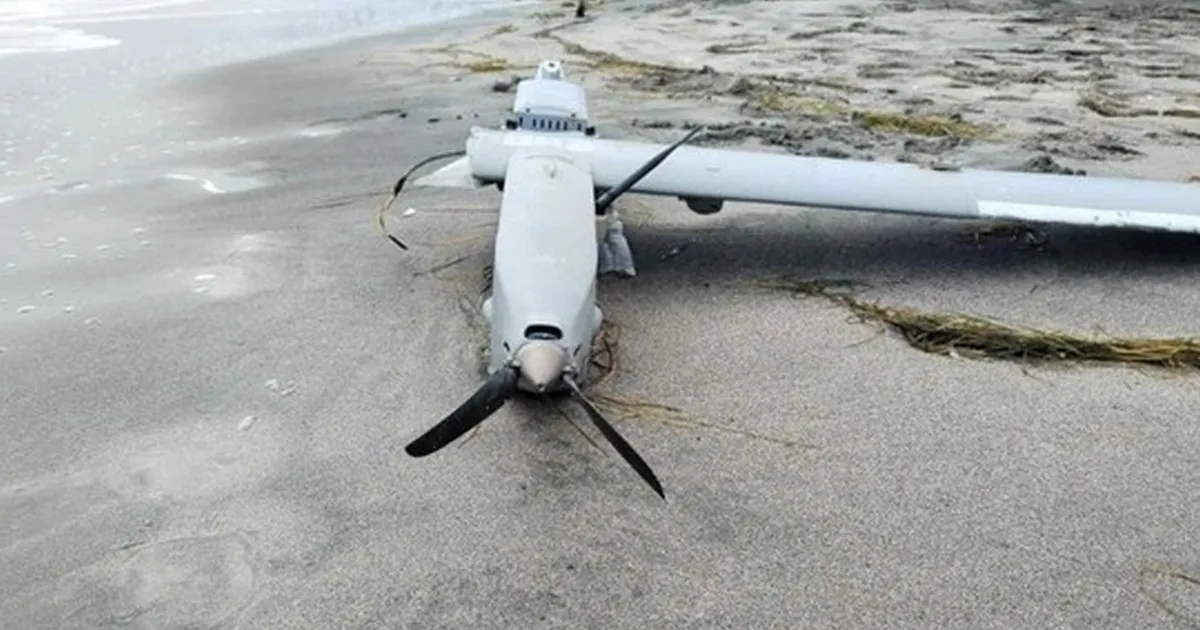 FOTO Dronă militară misterioasă, fără însemne, descoperită pe o plajă ...