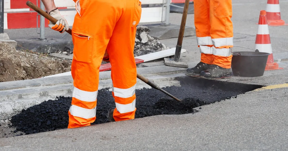 Sătul de gropile din drum, un bărbat s-a pus pe asfaltat. Primăria s-a ...