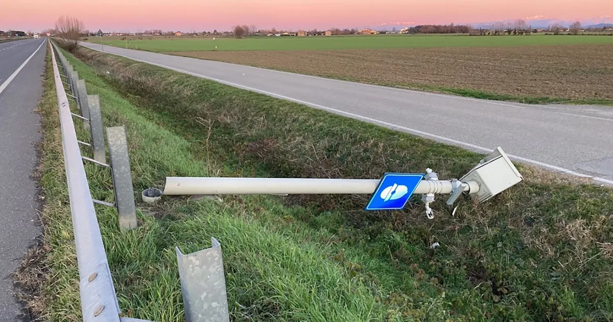 FOTO „Fleximan”, spaima radarelor fixe ale poliției. Le pune la pământ ...