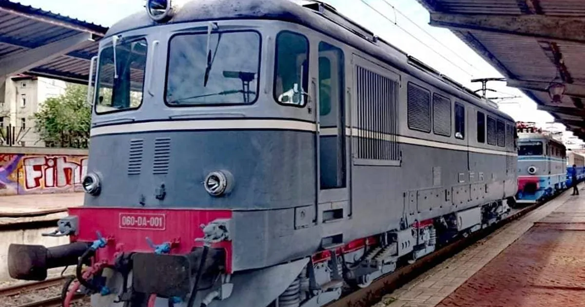 Locomotiva unui tren de călători a luat foc în Prahova. Pasagerii au ...