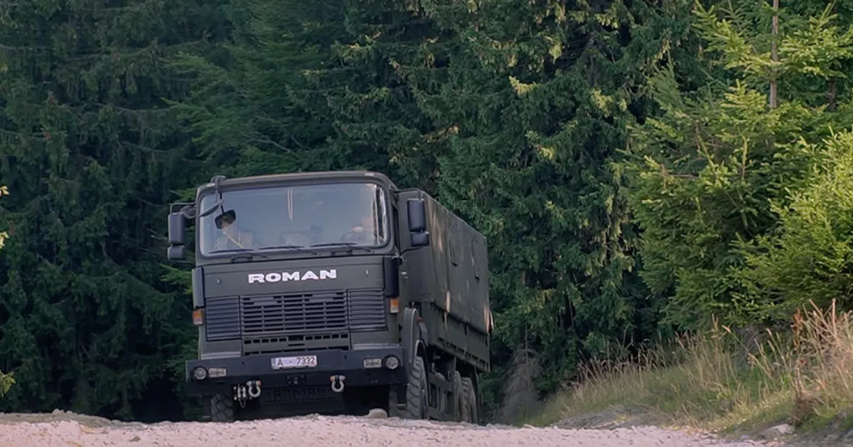 VIDEO Camion militar românesc, gata de luptă. Duce 16 soldați, trece ...