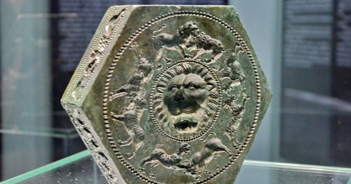 Obiectul misterios al dacilor descoperit la baza unui copac, la ...