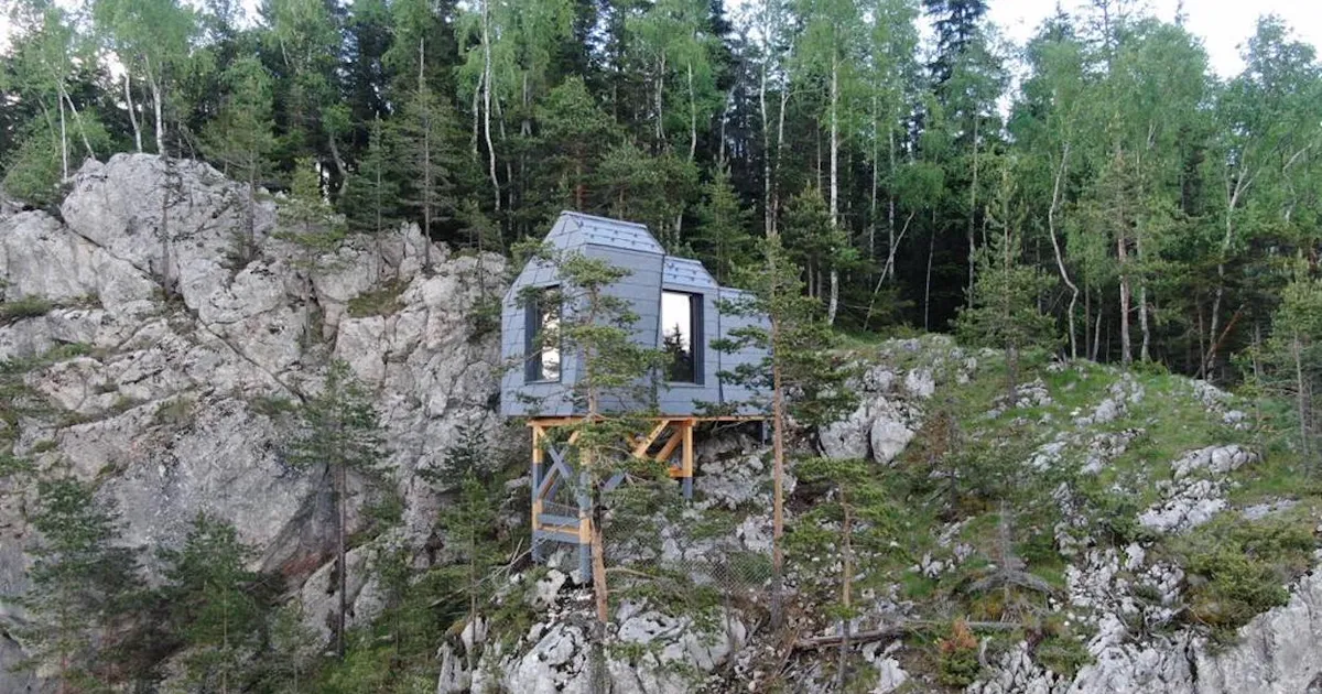 VIDEO Refugii montane panoramice, amplasate în premieră în România în ...