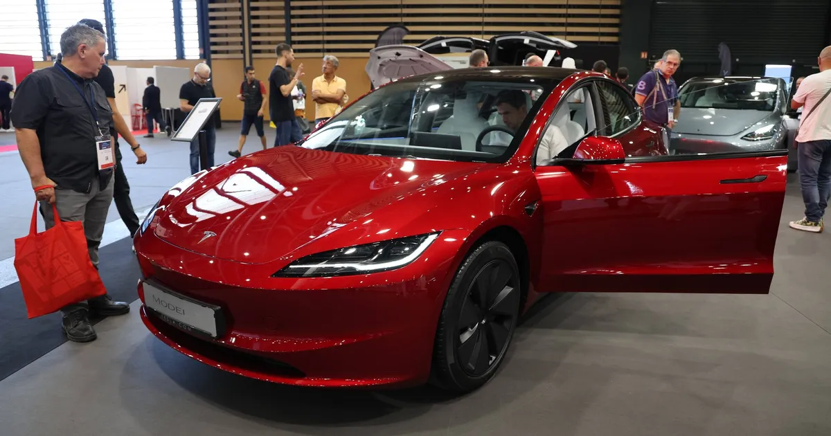 Probleme pentru Elon Musk. Tesla scumpește mașinile cu 5.000 $. Un ...