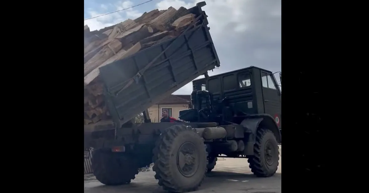 VIDEO Un camion DAC 444T vechi de 40 de ani, scos la pensie din Armată ...