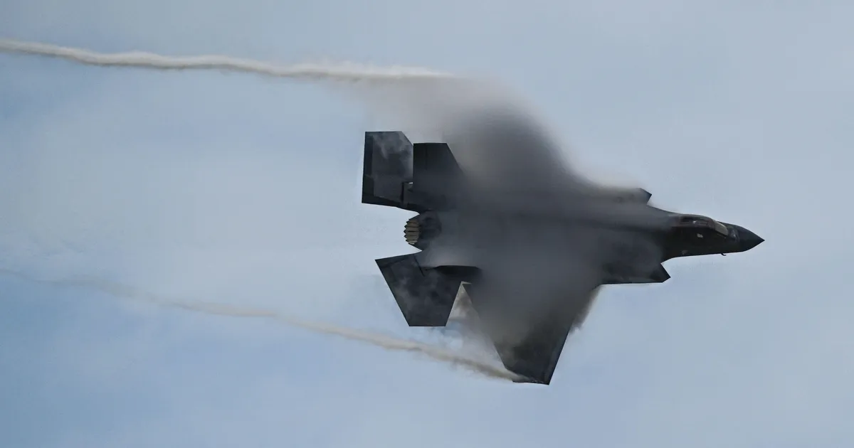 Cumpărăm 32 de avioane de luptă F-35 pentru 6.500.000.000 $, cea mai ...