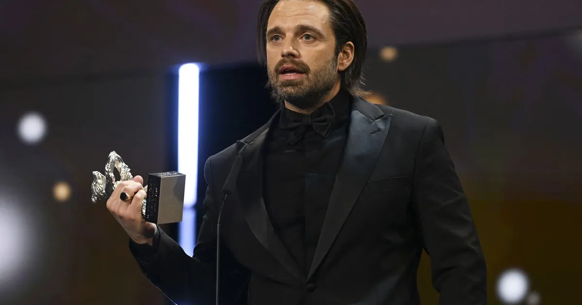 FOTO Actorul român Sebastian Stan a câştigat un Urs de Argint la ...