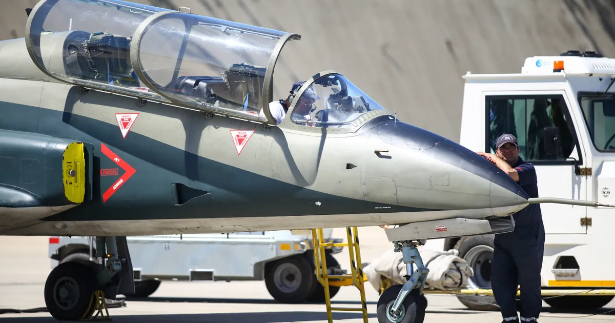 Modernizarea avioanelor IAR 99 pe care urmau să se antreneze piloții de ...