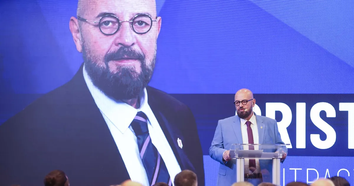 Piedone nu a învățat nimic din Colectiv. A inaugurat piața Rahova fără ...