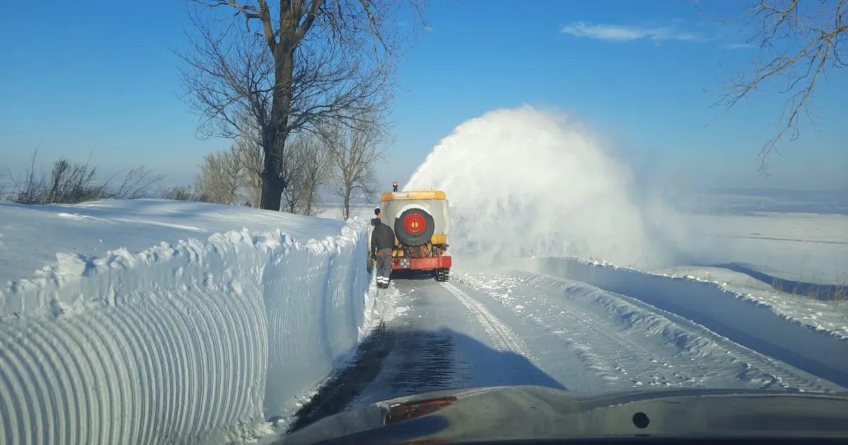 Vasluian fericit după ce Primăria i-a deszăpezit strada. Stă cu butoiul ...