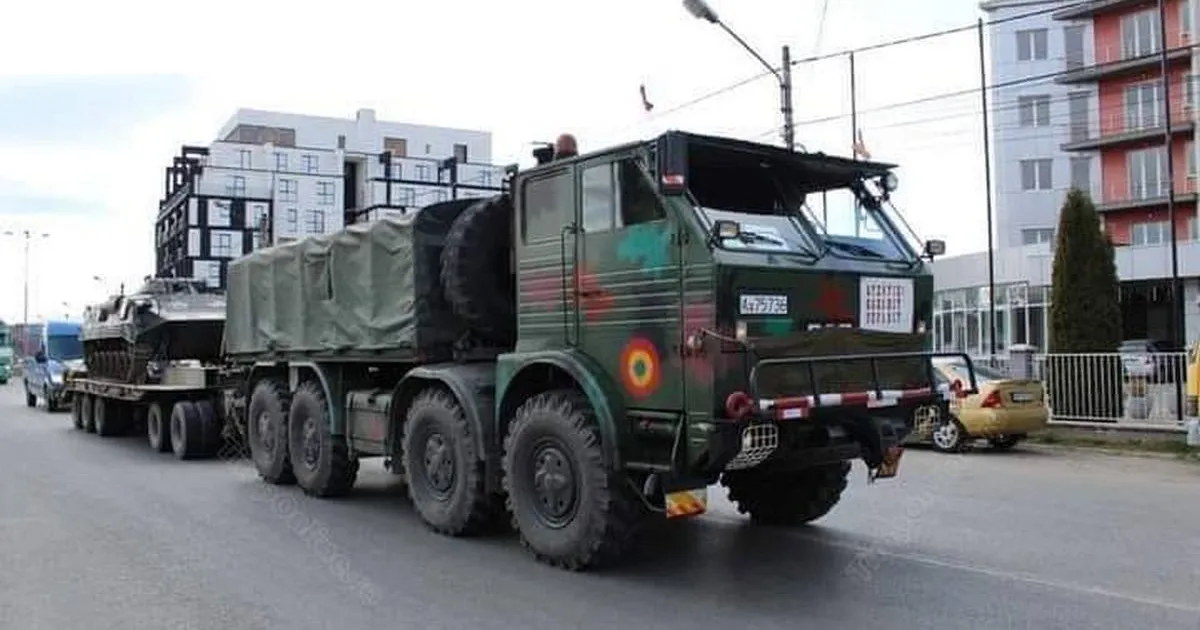 FOTO Un remorcher DAC 8x8, cu singurul diesel „inventat” de români ...
