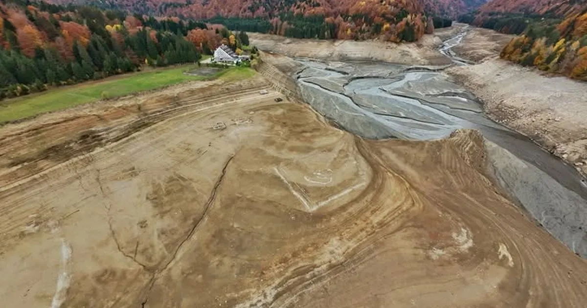 Lacul de acumulare Vidraru a fost golit pentru prima dată în 60 de ani ...