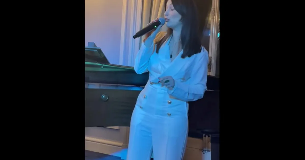 VIDEO Spectacol la ICR Londra: Șefa Catinca Nistor cântă fals ...