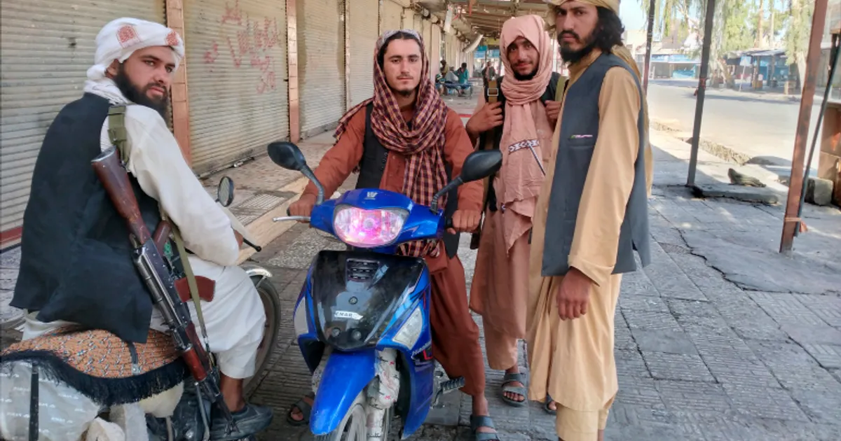 Talibanii preiau controlul asupra orașului Ghazni, situat la 150 km sud ...