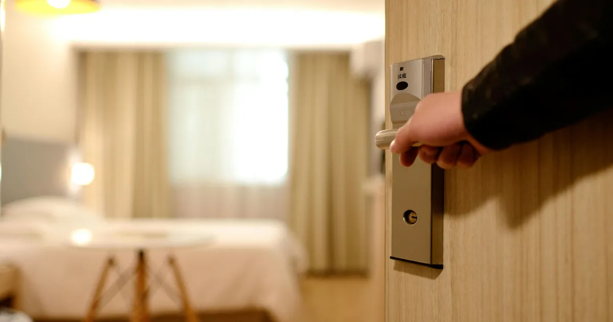 Un copil a fost dat afară dintr-un hotel de lux. Peste ani a devenit ...