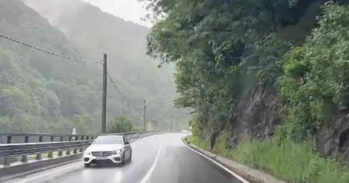 Trafic blocat pe DN 7 Valea Oltului din cauza unor scurgeri de gaze de ...