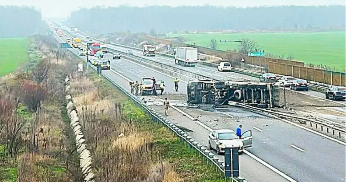 Trafic blocat pe Autostrada A3. S-a răsturnat un TIR încărcat cu piatră ...