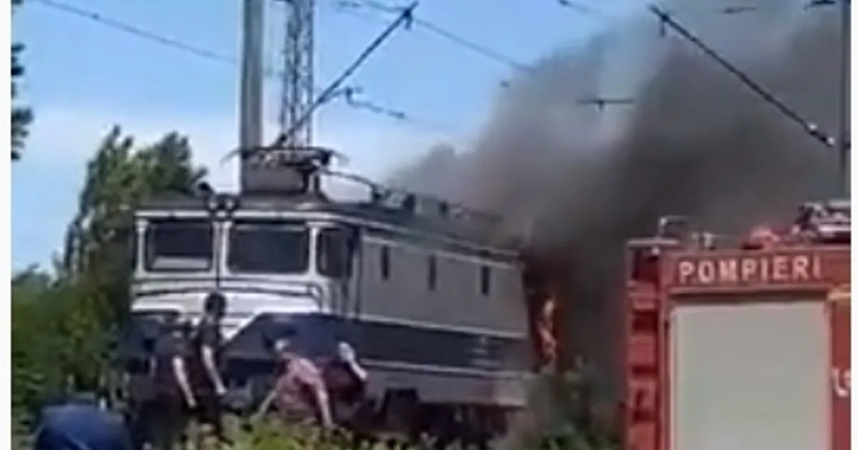VIDEO Locomotiva unui tren a luat foc, iar 250 de călători au fost ...