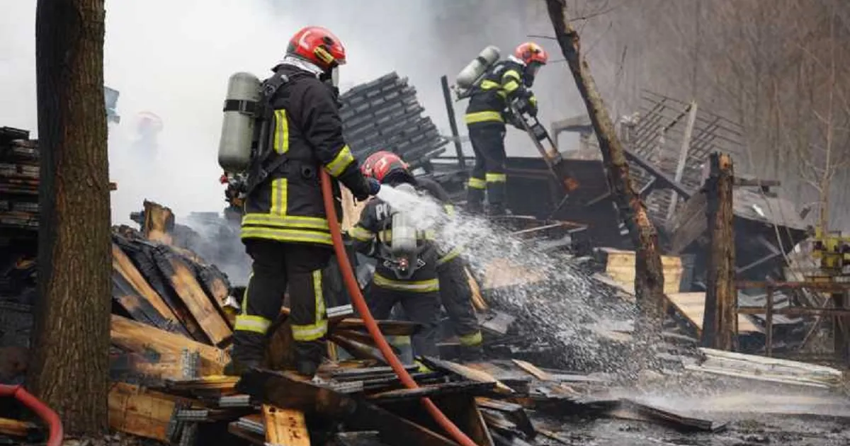 Incendiu puternic la o hală din Tălmaciu. Au ars aproximativ 30 de tone ...