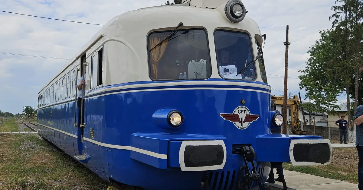 FOTO Un automotor Malaxa de 80 de ani a redeschis linia București ...