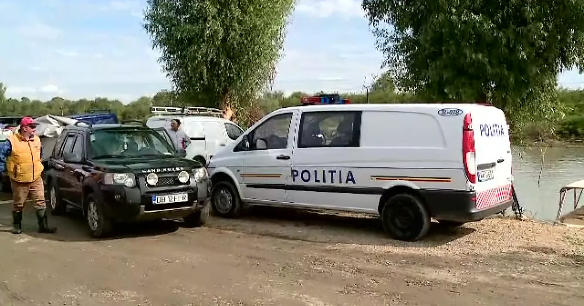 O barcă în care se aflau 10 persoane s-a răsturnat în Golful Musura din ...