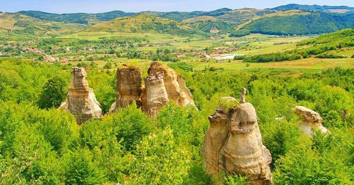 Enigma stâncilor din România care prind „viață”. Aici ar fi fost casa ...