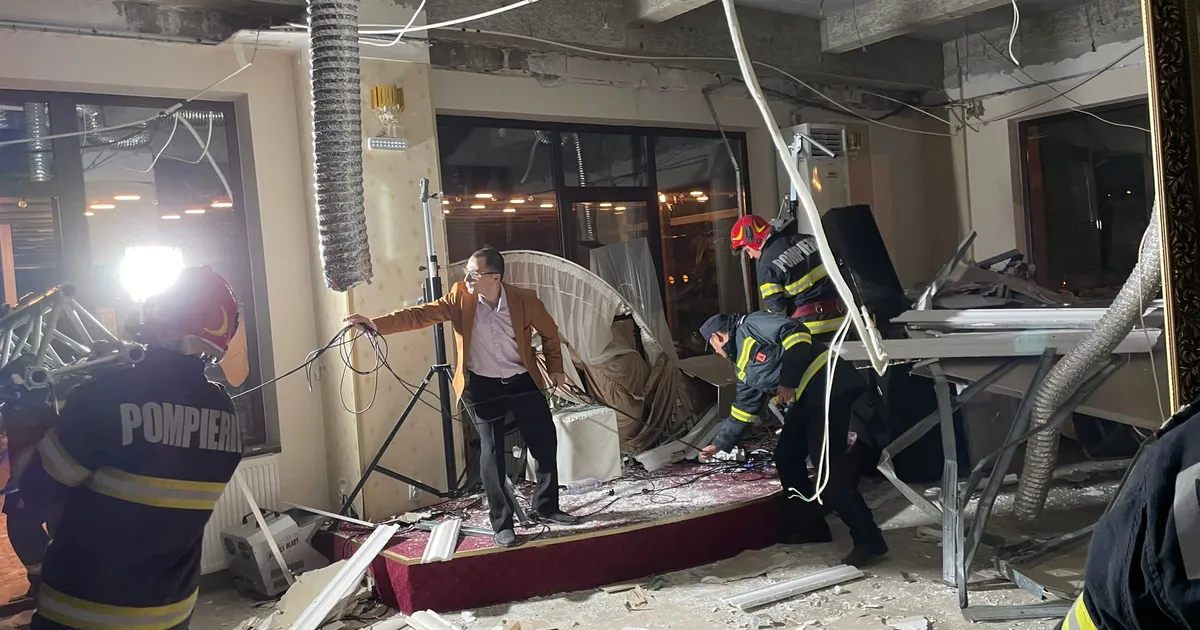 VIDEO Nuntă cu „surprize”: Tavanul restaurantului a căzut. Masa mirilor ...