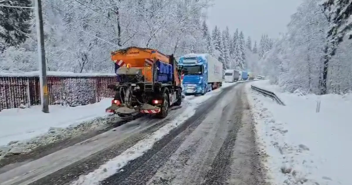 TIR-uri blocate pe DN1, din cauza zăpezii. Unele nu aveau anvelope de ...