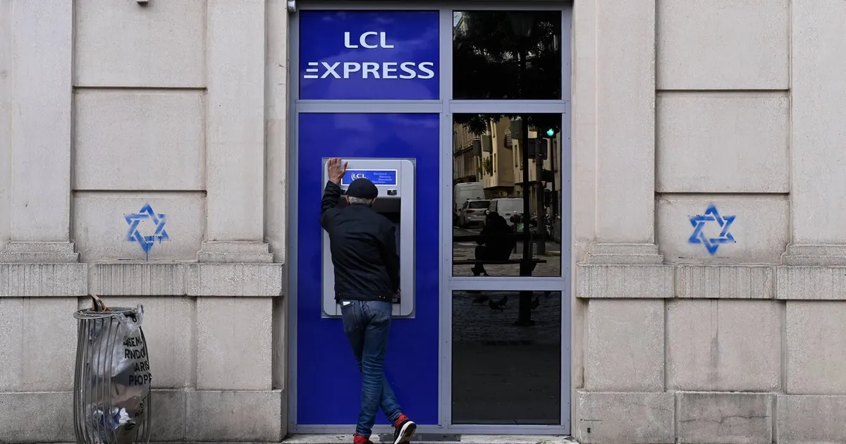 Oamenii lui Putin pun Steaua lui David pe case din Paris. O acțiune de ...