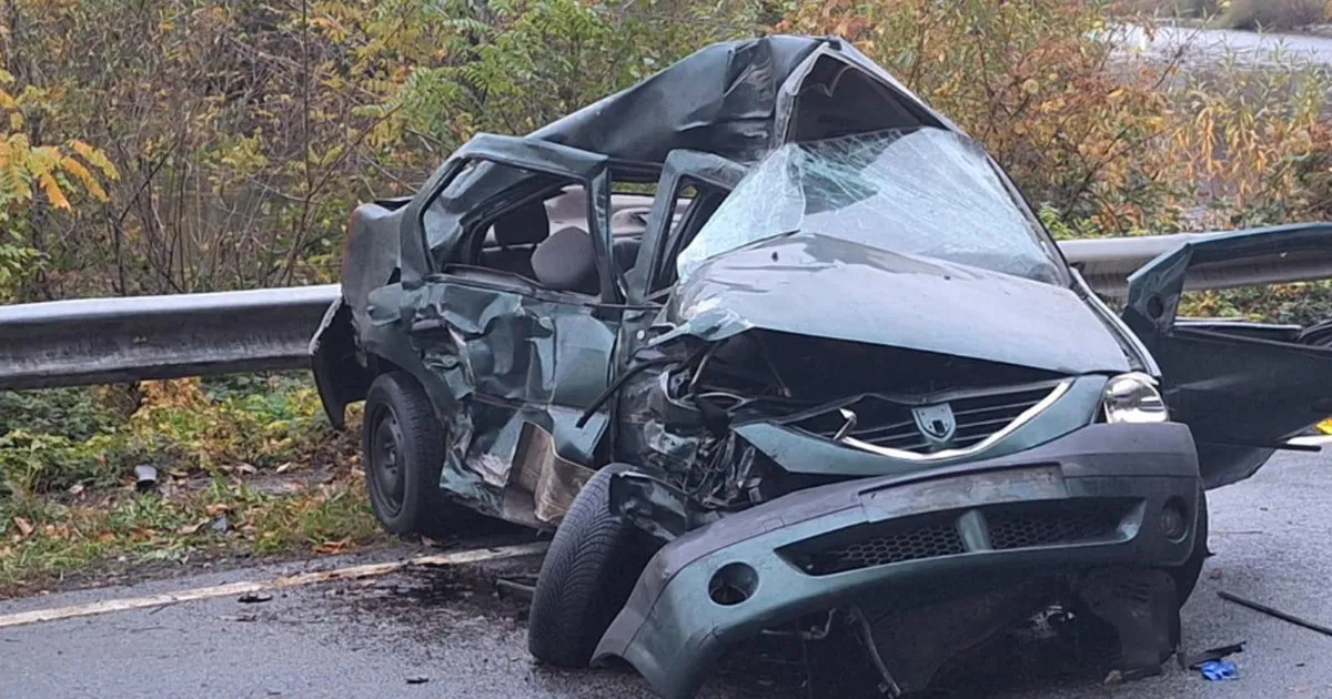 FOTO ȘOCANTE Un TIR a spulberat o Dacia Logan pe DN6, la Orșova ...