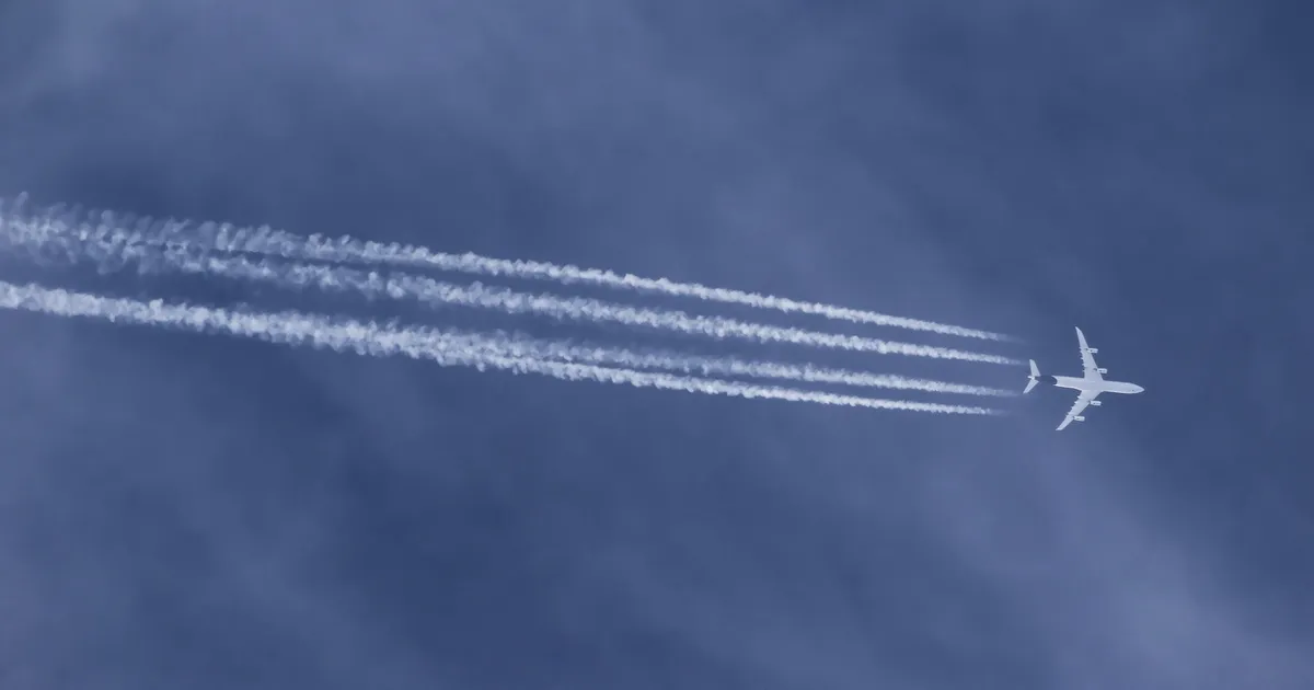 Dârele albe lăsate de avion în aer scumpesc biletele de avion și vor ...