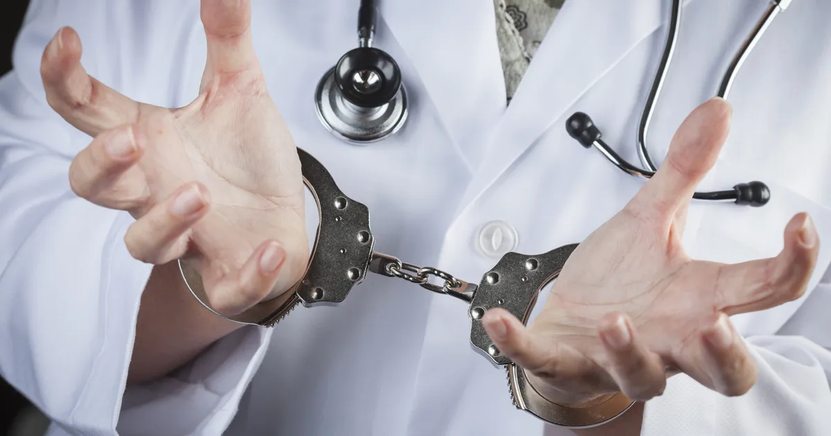„Doctorul morții”, judecat pentru uciderea a 15 oameni. Metoda prin ...
