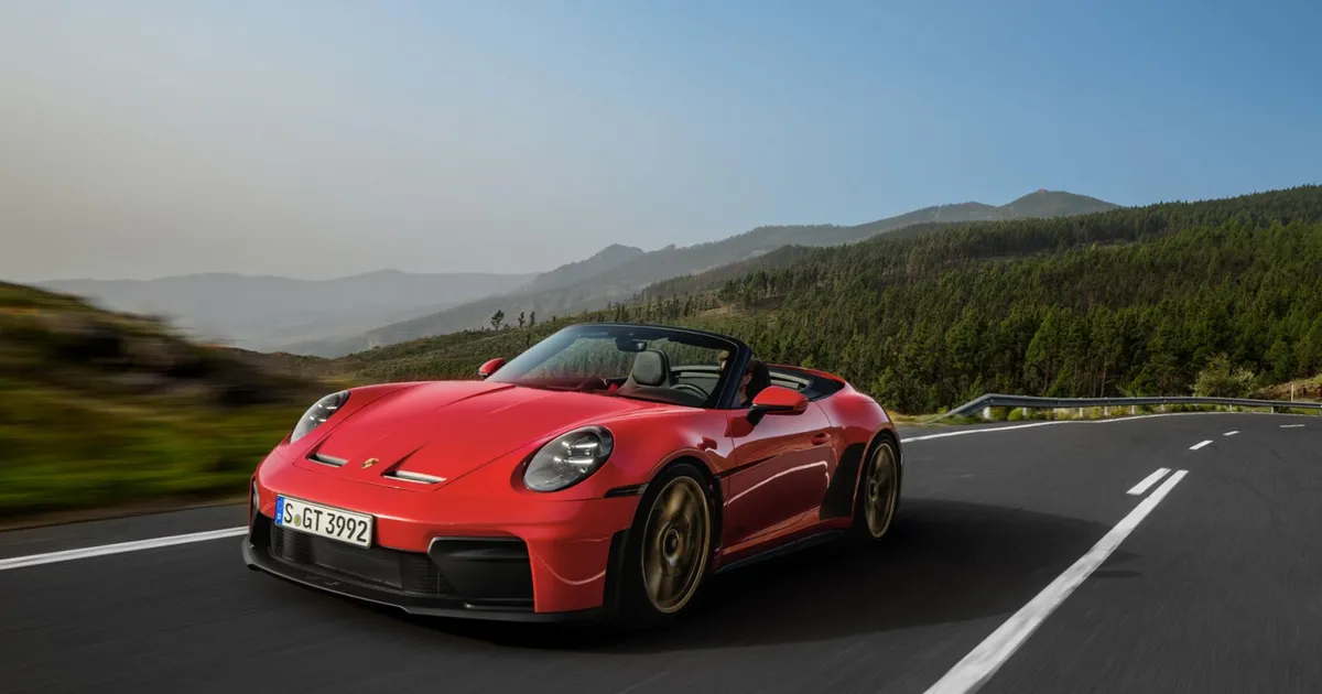 VIDEO Ce oferă primul și ultimul supercar Porsche decapotabil cu motor ...