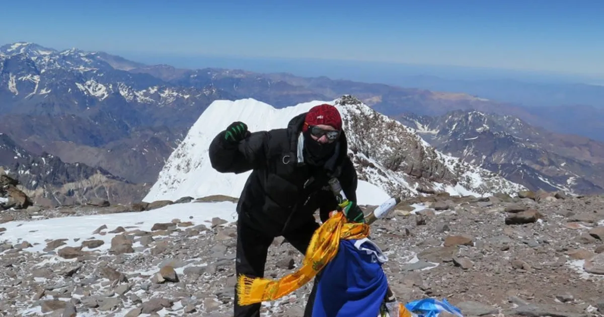 Un alpinist român și-a pierdut viața pe Everest. A fost găsit fără ...