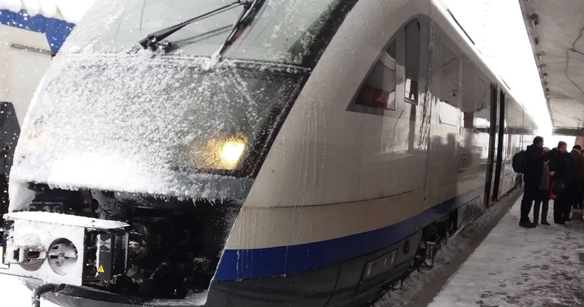 130 de persoane, blocate în frig, într-un tren, la Brăila. Viscolul a ...